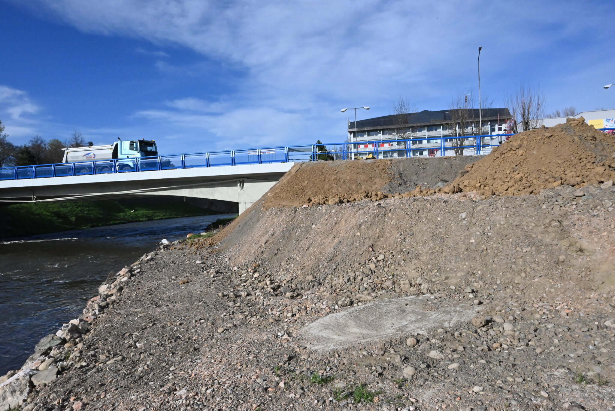 Práce na moste sa definitívne skončili. Na rad došla dostavba cyklochodníka | Kežmarok